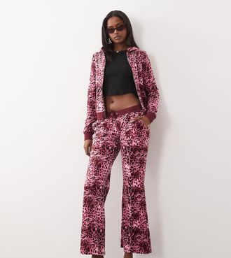 Juicy Couture Exklusive, ausgestellte Jogginghose aus Velours mit rosa Leopardenmuster und Taschendetail, Kombiteil