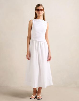 Forever New &Auml;rmelloses Midikleid in Wei&szlig; mit U-Boot-Ausschnitt
