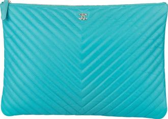 Chanel Crossbody Bags - Chanel Chevron Lambskin CC Clutch - Gr. unisize - in Bunt - f&uuml;r Damen