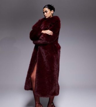 the frolic Exclusive - Maxi-Mantel aus Kunstpelz in dunklem Kirschrot mit Oversize-Kragen