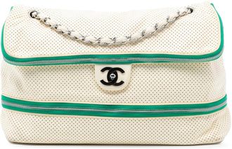 Chanel Hobo Bags - Perforated Calfskin Expandable Shoulder Bag - Gr. unisize - in Wei&szlig; - f&uuml;r Damen