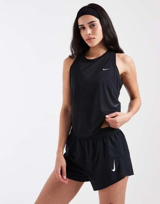 Nike Aeroswift Dri-FIT - Plissierte Shorts in Schwarz mit mittelhohem Bund