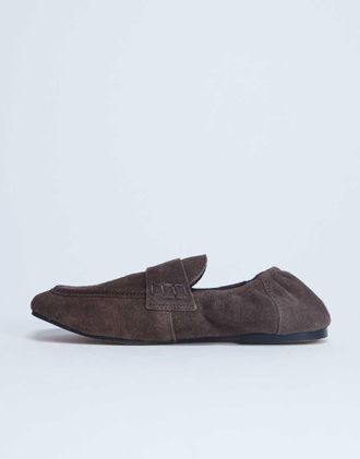 Topshop Brooks - Loafer aus echtem Wildleder in Schokobraun und Raffung hinten