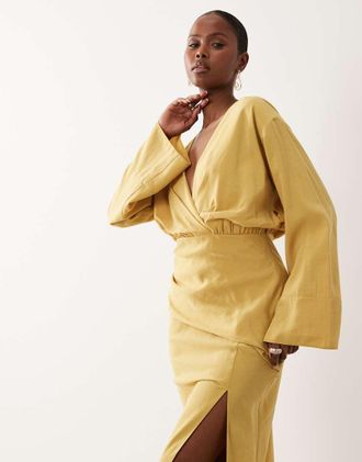 Asos Robe longue &agrave; d&eacute;collet&eacute; plongeant avec revers larges et fente sur le c&ocirc;t&eacute; - Or br&ucirc;l&eacute;-multicolore