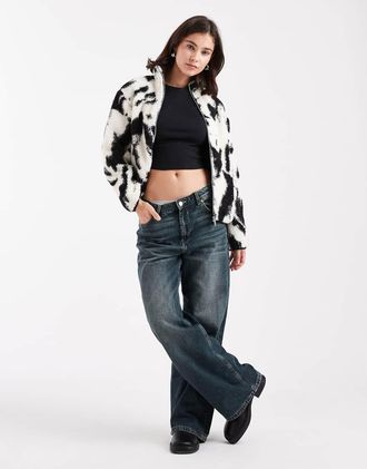 New Look Veste en imitation peau de mouton à imprimé abstrait - Noir-Blanc