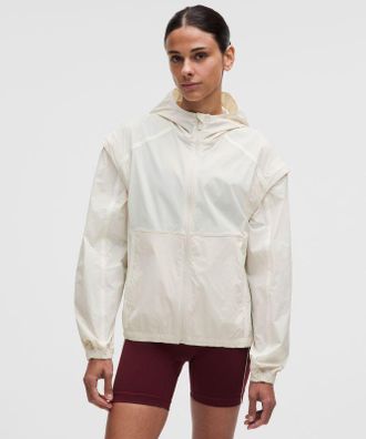 lululemon Wandelbarer Windbreaker f&uuml;r Frauen - Gr&ouml;&szlig;e 2XS in Light Ivory