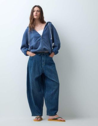 Collusion X008 Jeans mit Drapierung, Bindung vorn und Ballon-Schnitt in Mittelblau