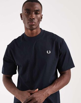 Fred Perry T-shirt avec inscription imprim&eacute; au dos - Bleu marine