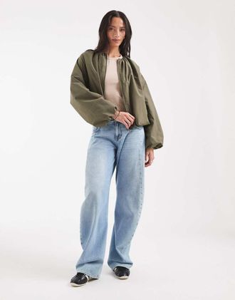 Asos kurze Nylon-Bomberjacke mit Ballonsaum in Khaki-Gr&uuml;n