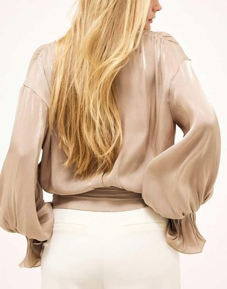 NA-KD blouse &agrave; taille fronc&eacute;e et volant&eacute;e en beige clair-Neutre