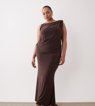 Asos Curve ASOS DESIGN Curve - Figurbetontes Maxikleid in Schokobraun mit asymmetrischer Drapierung und Wasserfallausschnitt am R&uuml;cken-Brown