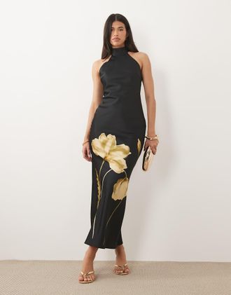 Pretty Lavish Kiara - Robe longue en satin &agrave; imprim&eacute; coquelicots avec encolure am&eacute;ricaine et dos ouvert - Noir et dor&eacute;-multicolore