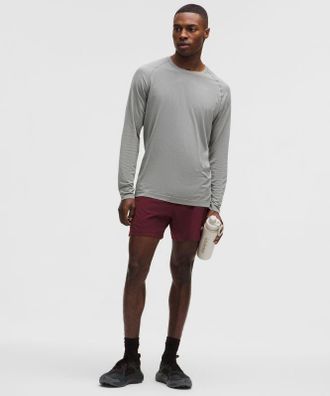 lululemon Pace Breaker Shorts ohne Liner f&uuml;r M&auml;nner - 13 cm - Gr&ouml;&szlig;e 2XL in Burgundy Bay