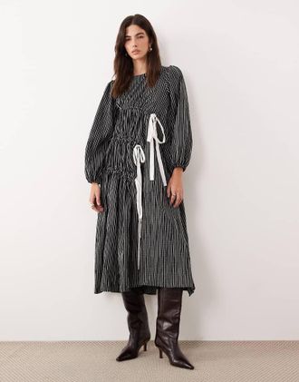 Ghospell Prisha - Robe fronc&eacute;e mi-longue en coton m&eacute;lang&eacute; ray&eacute; avec noeuds - Noir