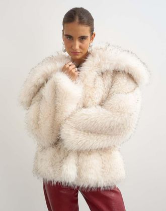 Topshop kurzer Mantel aus Kunstfell in Wei&szlig;