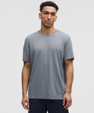 lululemon Metal Vent Tech Kurzarmshirt im Relaxed Fit f&uuml;r M&auml;nner - Gr&ouml;&szlig;e M in Vapor/Solar Grey