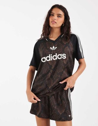 adidas Originals Fu&szlig;balltrikot aus Satin mit Schlangenmuster in Dunkelbraun