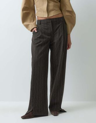 Asos taillierte Barrel-Hose mit niedrigem Bund in Schokobraun mit Nadelstreifen-Schwarz
