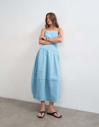 Topshop Robe longue bouffante en jean d&eacute;lav&eacute;-Bleu