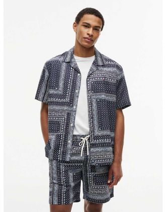 Tommy Hilfiger Chemise d&eacute;contract&eacute;e &agrave; manches courtes et imprim&eacute; bandana - Bleu fonc&eacute;