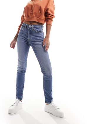 Levi's 501 - Enge Jeans in verwaschenem Mittelblau