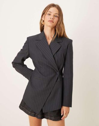 Asos Blazer ajust&eacute; &agrave; taille fine avec ourlet d&eacute;coup&eacute; - Marine &agrave; fines rayures-Noir
