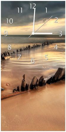 Wallario Design-Wanduhr, Acrylglasuhr Gr&ouml;&szlig;e 30 x 60 cm, wei&szlig;e Zeiger, Motiv Bootswrack in Irland am Strand