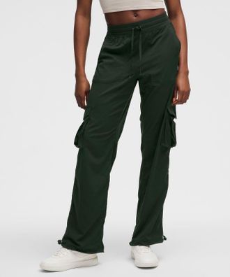 lululemon Dance Studio Hose mit mittelhohem Bund und Cargotaschen im Relaxed Fit f&uuml;r Frauen - Gr&ouml;&szlig;e 2XS in Rainforest Green