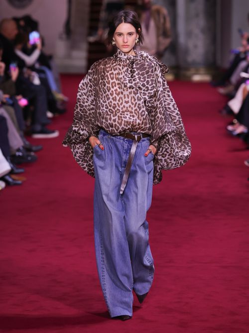 Catwalk Look vom Zimmermann Runway Fall Winter 2024/2025.