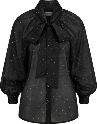 Nicowa Bluse FESTAWI, halbtransparentes Material mit Steinchen-Applikation, Model ist 1,78 cm und tr&auml;gt Gr&ouml;&szlig;e 34