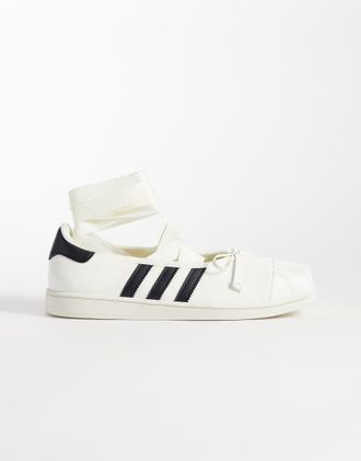 adidas Originals x Jennie Superstars II Ballett-Sneaker in Wei&szlig; und Schwarz