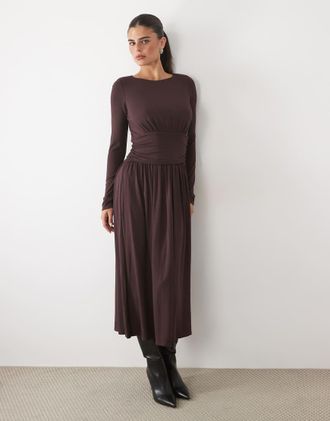 Nobody's Child Ayla Maxikleid mit Rundhalsausschnitt und geraffter Taille in Schokobraun