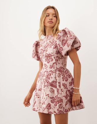 Sister Jane Sister Jane robe courte en jacquard Quartz &agrave; col bateau et manches bouffantes, rose &agrave; fleurs