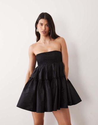 Lace & Beads robe courte sans bretelles en taffetas &agrave; jupe &agrave; volants noire