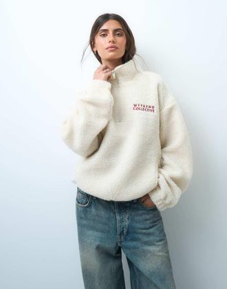 Asos Weekend Collective sweat-shirt demi-zip en imitation peau de mouton avec broderie cr&egrave;me-Blanc