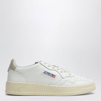 Autry Medalist Low Sneaker aus wei&szlig;em Leder/Feather Gray