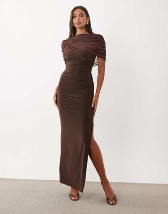 Missy Empire robe longue en tulle superpos&eacute; avec d&eacute;tail cape, effet sculptant, couleur chocolat-Marron