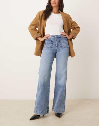 Gina Tricot Gina Tricot - Schlagjeans in mittelblauer Waschung mit Vordertaschen und weitem Bein