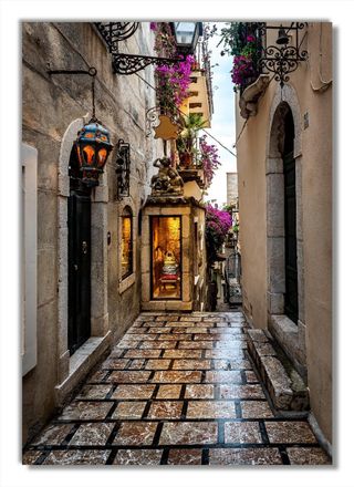 Wallario selbstklebendes Poster - Altstadtgasse im Regen, Aufkleber in Premiumqualit&auml;t, Klebefolie Gr&ouml;&szlig;e: 70 x 100 cm (Riesenposter)