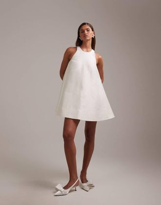 Asos Robe de mari&eacute;e courte structur&eacute;e coupe droite - Ivoire-Blanc