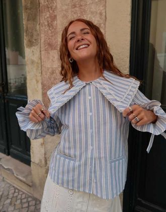 Labelrail x Rebecca Olivia - Tunique rayée à col fantaisie - Bleu clair