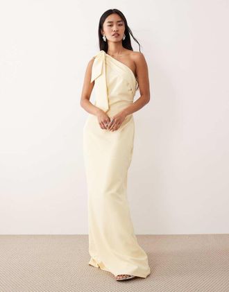 Pretty Lavish Linvit&eacute;e - Robe longue asym&eacute;trique en cr&ecirc;pe &agrave; d&eacute;tail noeud - Jaune citron
