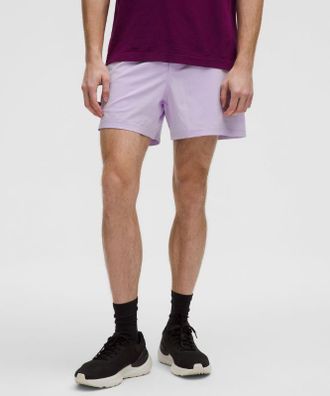 lululemon Pace Breaker Shorts mit Liner f&uuml;r M&auml;nner - 13 cm - Gr&ouml;&szlig;e 2XL in Lavender Frost