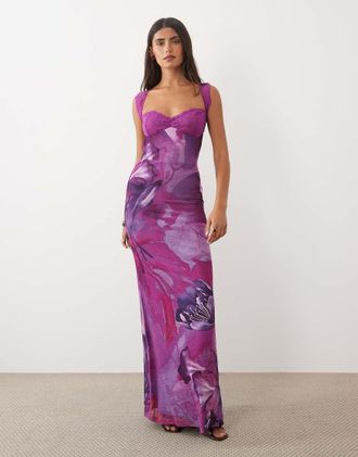 Tiger Mist Nyomi robe longue &agrave; bretelles avec d&eacute;tail de dentelle, d&eacute;coupes et lien au dos, &agrave; fleurs violettes