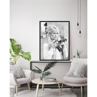 Any Image home24 Bild Brigitte with her camera Rahmen: Massivholz Buche, lackiert Abdeckung: Plexiglas Schwarz 63 x 83cm