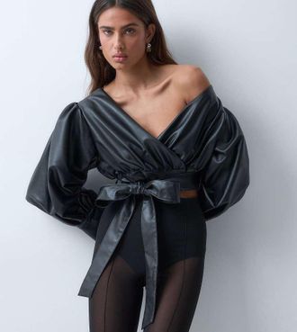 Asos ASOS X THE SOURCED COLLECTION Wickeloberteil mit Fledermaus&auml;rmeln in Schwarz aus Kunstleder