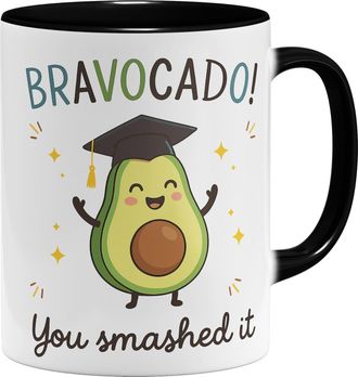 OM3 lustige Avocado Kaffee-Tasse mit Spruch - Bravocado You Smashed It - Gl&uuml;ckwunsch Abschluss bestandene Pr&uuml;fung - Keramik Becher - 325ml - Beidseitig Be