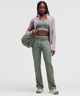 lululemon Dance Studio Hose mit mittelhohem Bund Normale L&auml;nge f&uuml;r Frauen - Gr&ouml;&szlig;e 10 in Willow Leaf