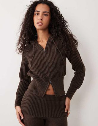 Aria Cove Feinstrick-Cropped-Hoodie mit Rei&szlig;verschluss und Taillenbund in Schokobraun