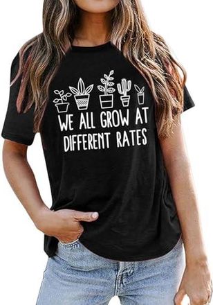 Generic T-shirt d&eacute;t&eacute; pour femme &laquo; We All Grow at Different Rates &raquo; pour enseignants - Lettre de sortie - Coupe ample - 2025 - Graphique - D&eacute;contract&eacute; - Mignon